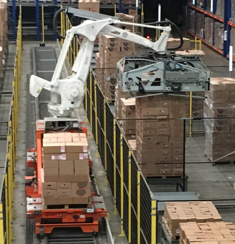 ¿Cómo puedes surtir órdenes mediante un sistema robótico Layer Picking?